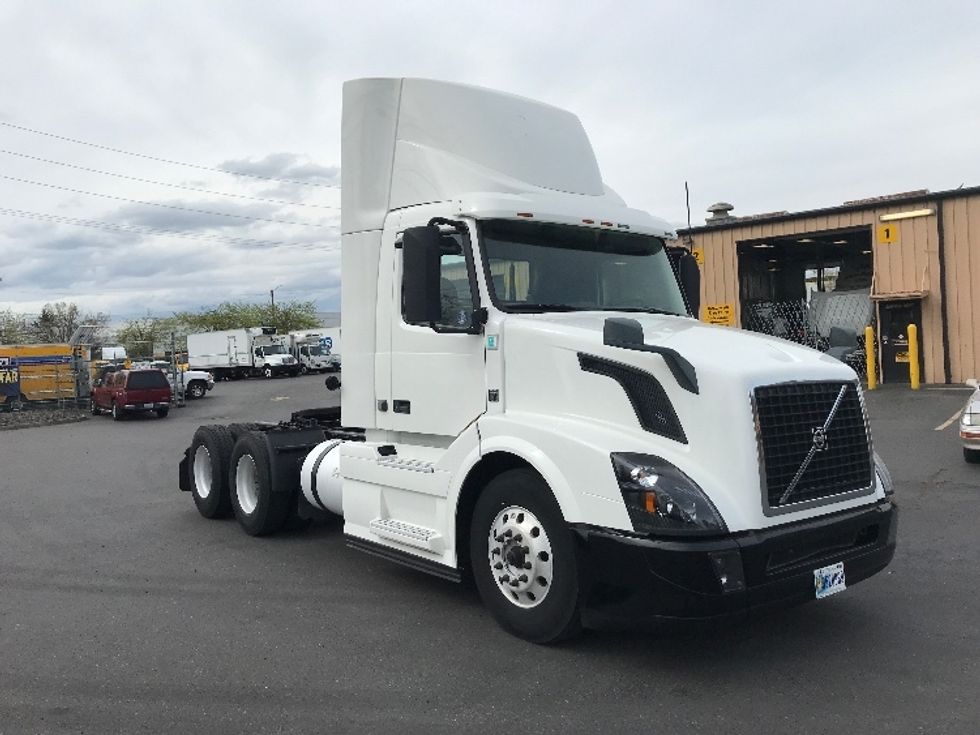2018 Volvo VNL64T300 Day Cab Tractor