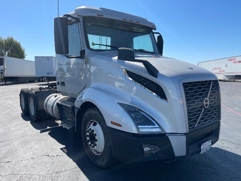 Used Volvo Day Cab Trucks for Sale in CA - Penske Used Trucks