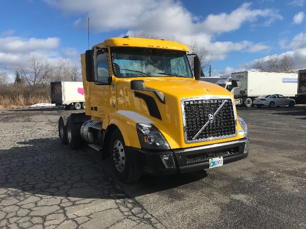 2018 Volvo VNL64T300 Day Cab Tractor