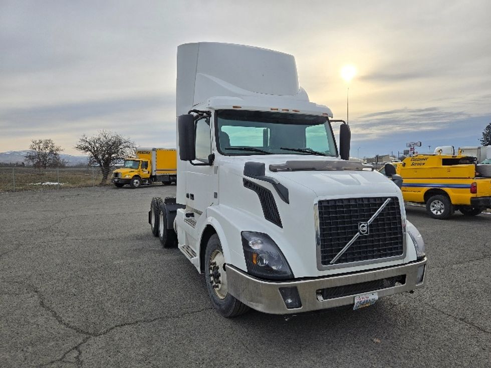 2018 Volvo VNL64T300 Day Cab Tractor