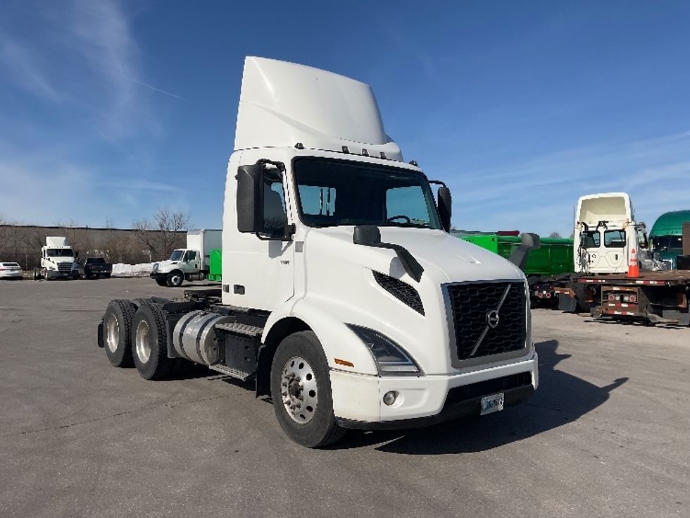 2018 Volvo VNR64300 Day Cab Tractor