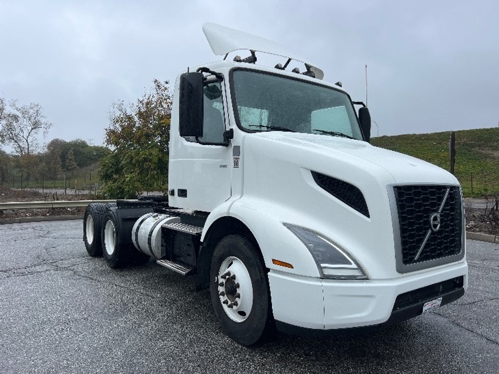 Used Volvo Day Cab Trucks for Sale - Penske Used Trucks