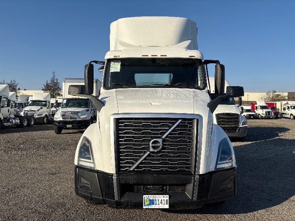 2019 Volvo VNL42300 Day Cab Tractor
