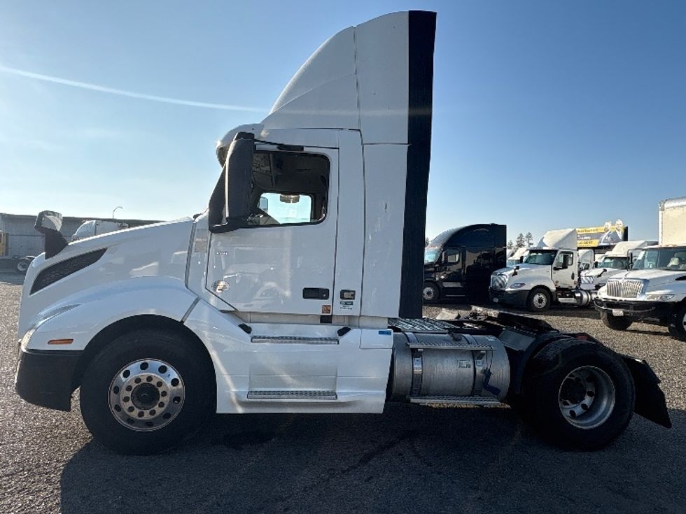 2019 Volvo VNL42300 Day Cab Tractor