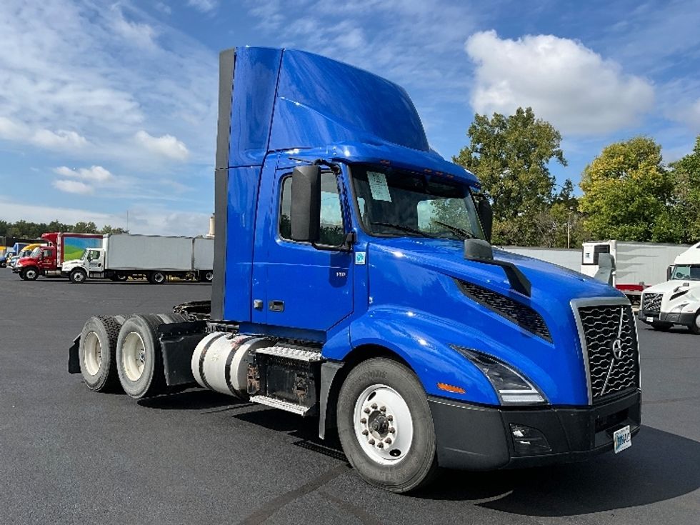 2019 Volvo VNL62300 Day Cab Tractor