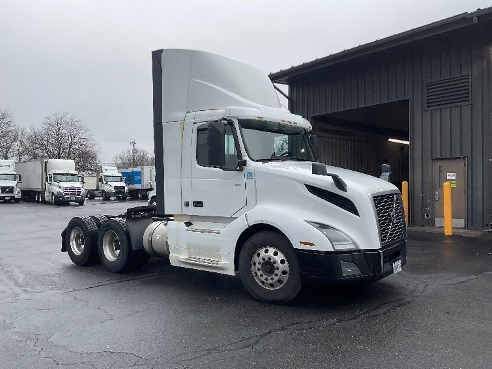 2019 Volvo VNL64T300 Day Cab Tractor