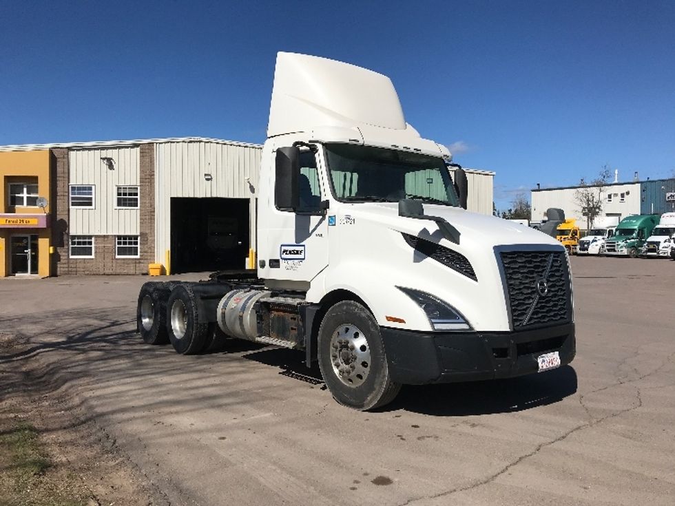 2019 Volvo VNL64T300 Day Cab Tractor