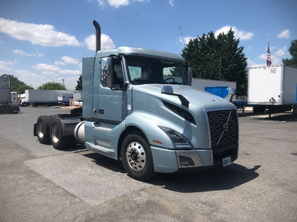 2019 Volvo VNL64T300 Day Cab Tractor
