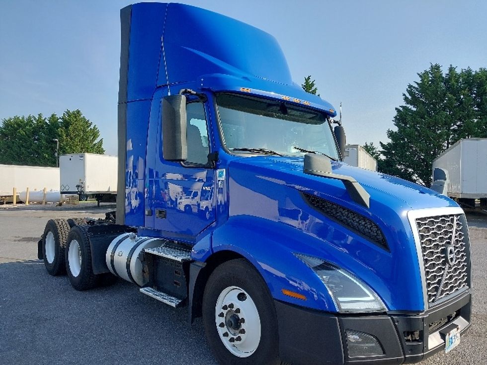 2019 Volvo VNL64T300 Day Cab Tractor