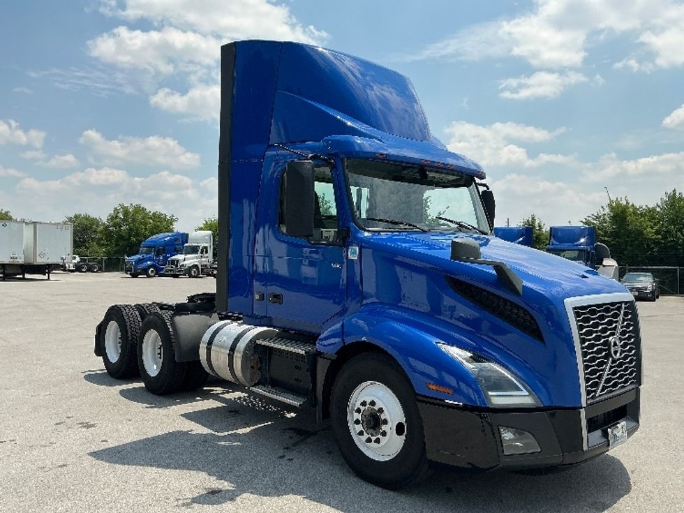 2019 Volvo VNL64T300 Day Cab Tractor