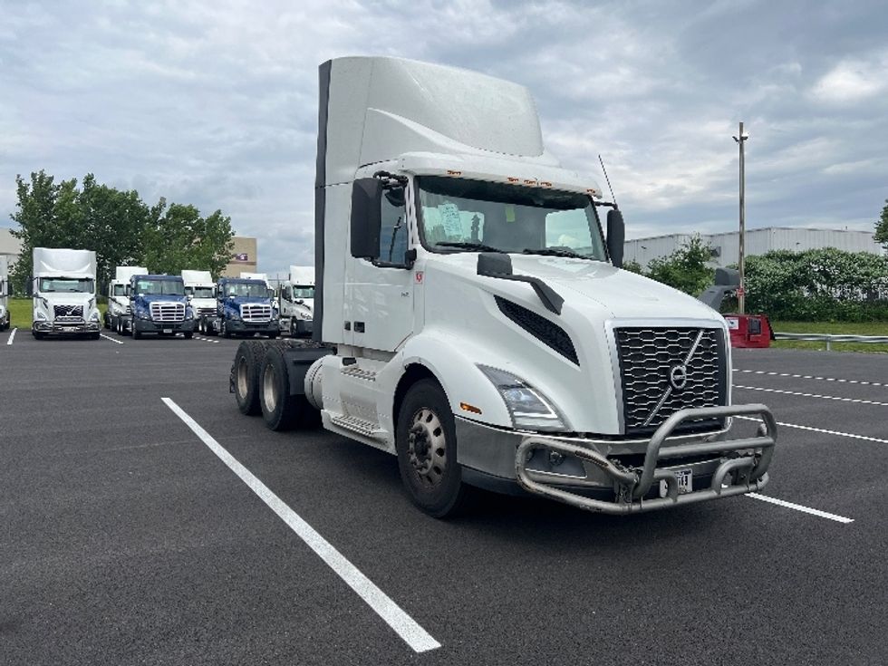2019 Volvo VNL64T300 Day Cab Tractor