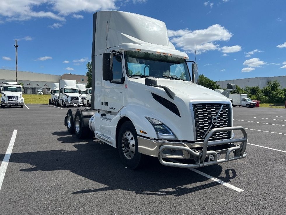 2019 Volvo VNL64T300 Day Cab Tractor
