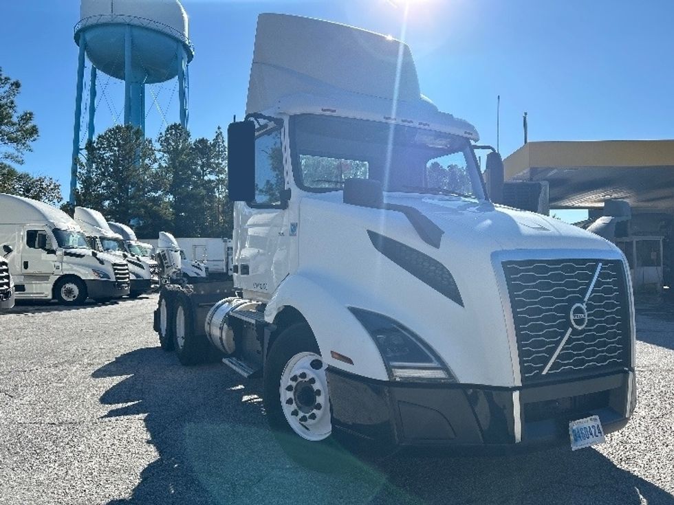 2019 Volvo VNL64T300 Day Cab Tractor