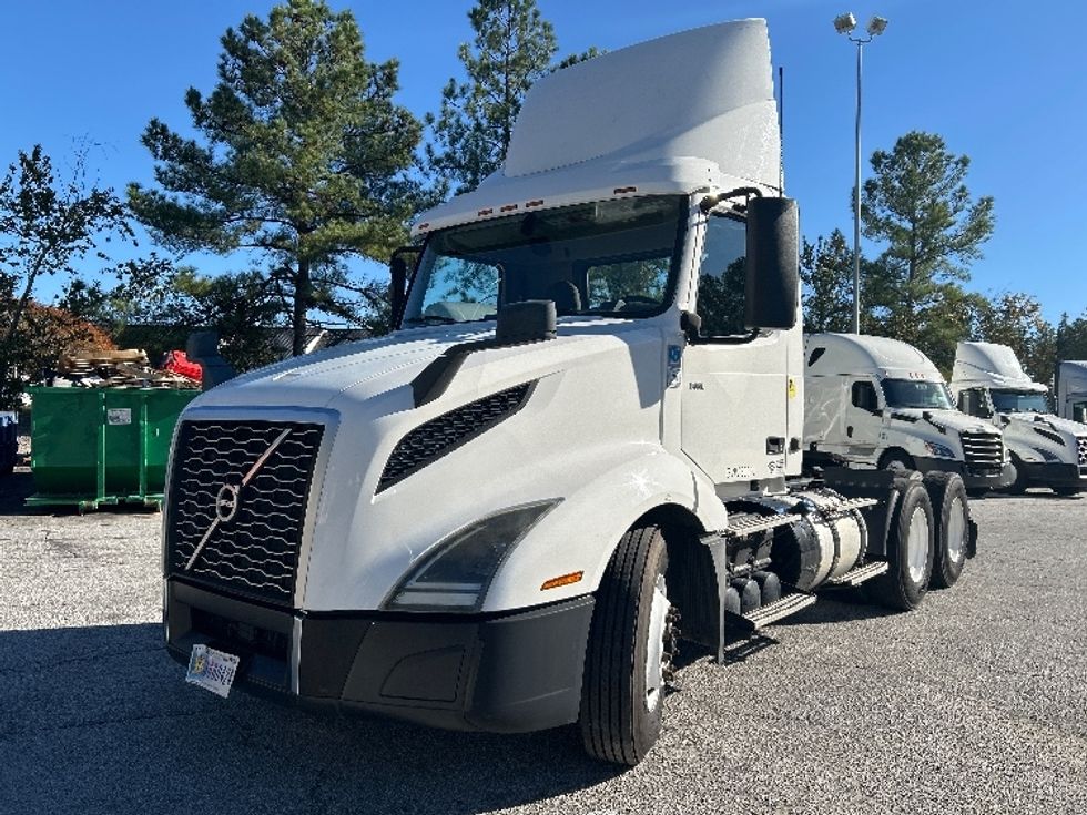 2019 Volvo VNL64T300 Day Cab Tractor
