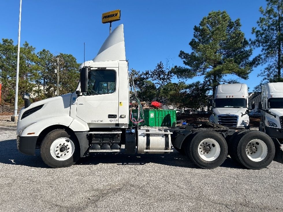 2019 Volvo VNL64T300 Day Cab Tractor