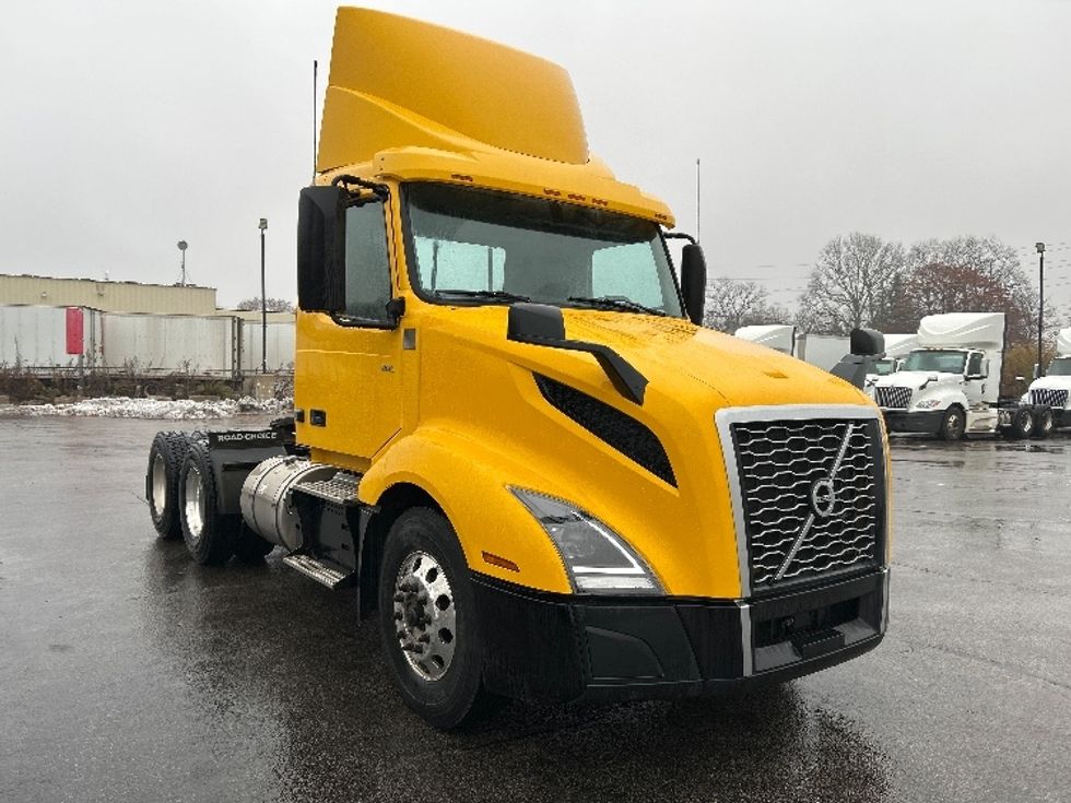 2019 Volvo VNL64T300 Day Cab Tractor