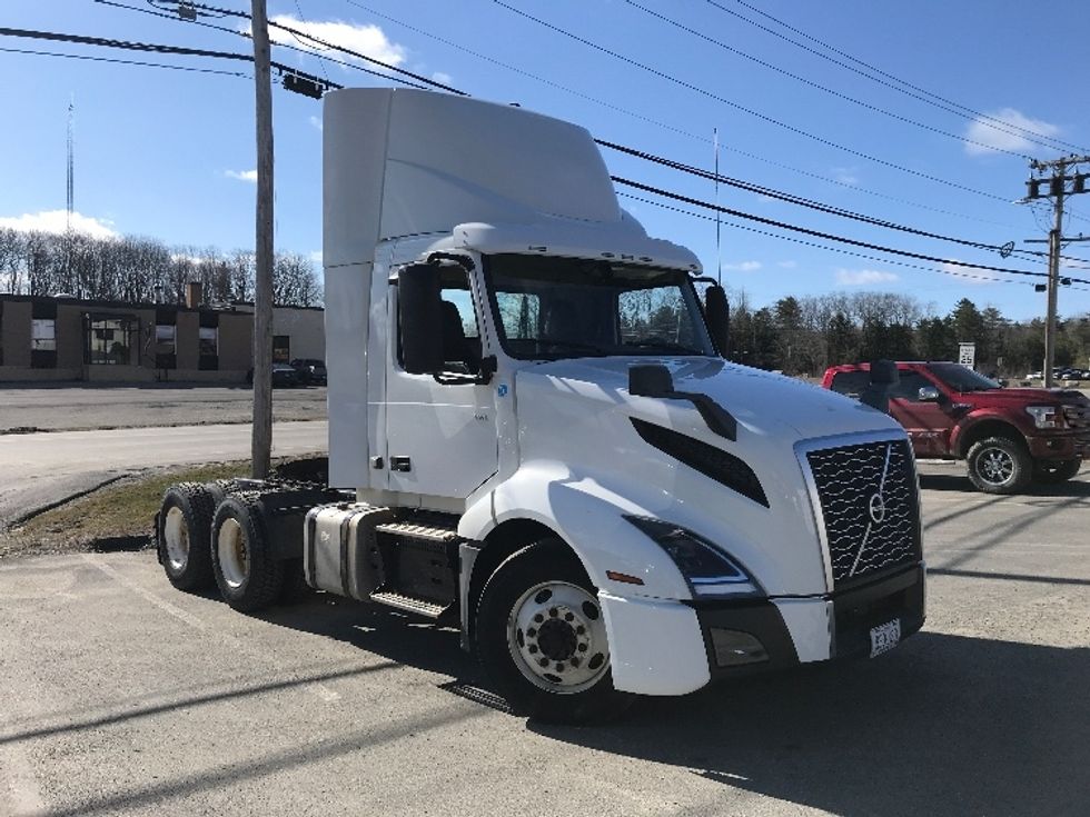 2019 Volvo VNL64T300 Day Cab Tractor