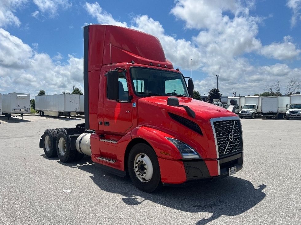 2019 Volvo VNL64T300 Day Cab Tractor