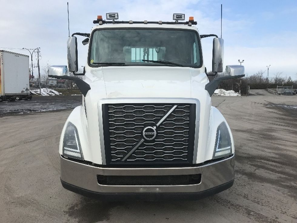 2019 Volvo VNL64T300 Day Cab Tractor