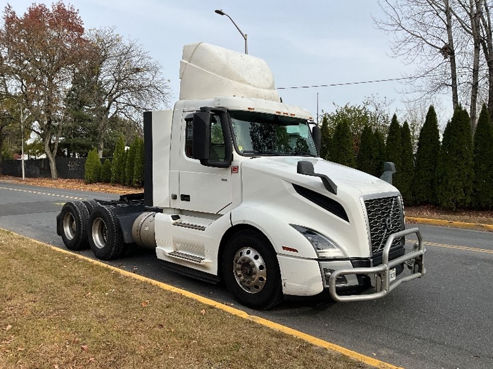 2019 Volvo VNL64T300 Day Cab Tractor