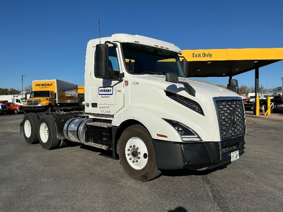 2019 Volvo VNL64T300 Day Cab Tractor