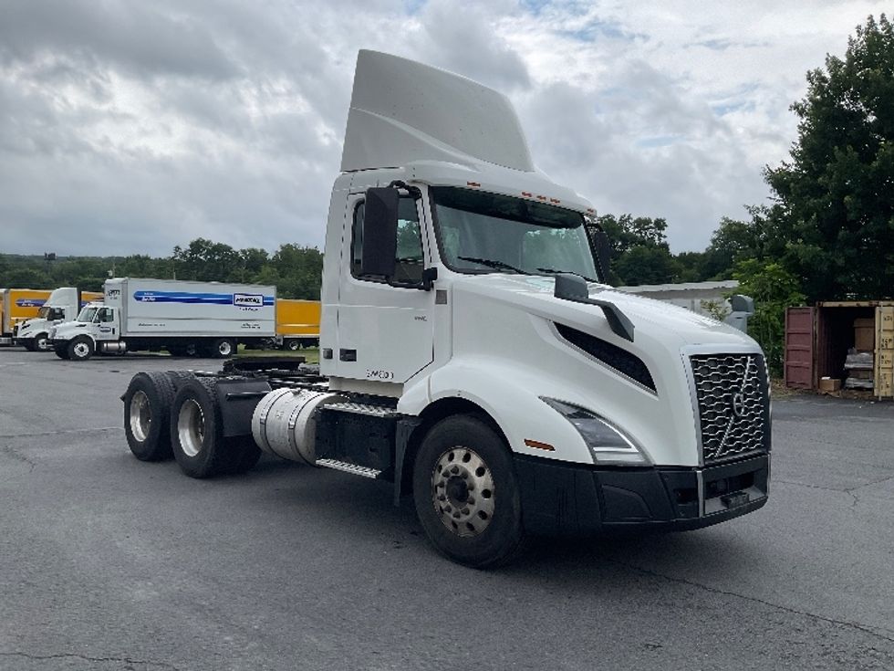 2019 Volvo VNL64T300 Day Cab Tractor