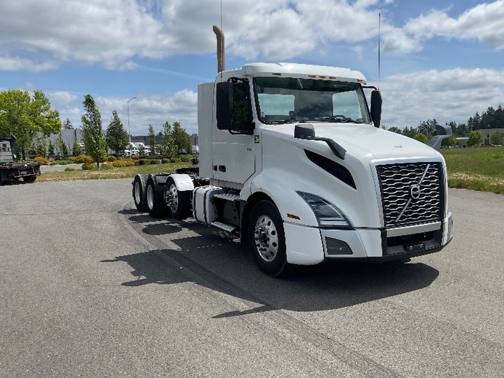 2019 Volvo VNL84300 Day Cab Tractor