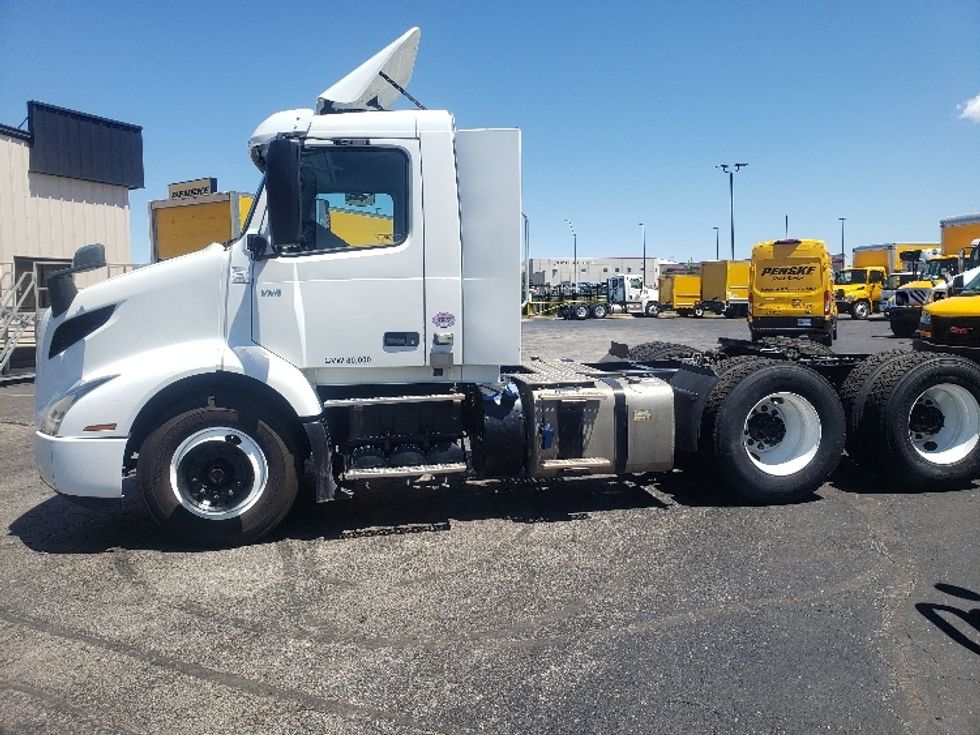 2019 Volvo VNR64300 Day Cab Tractor