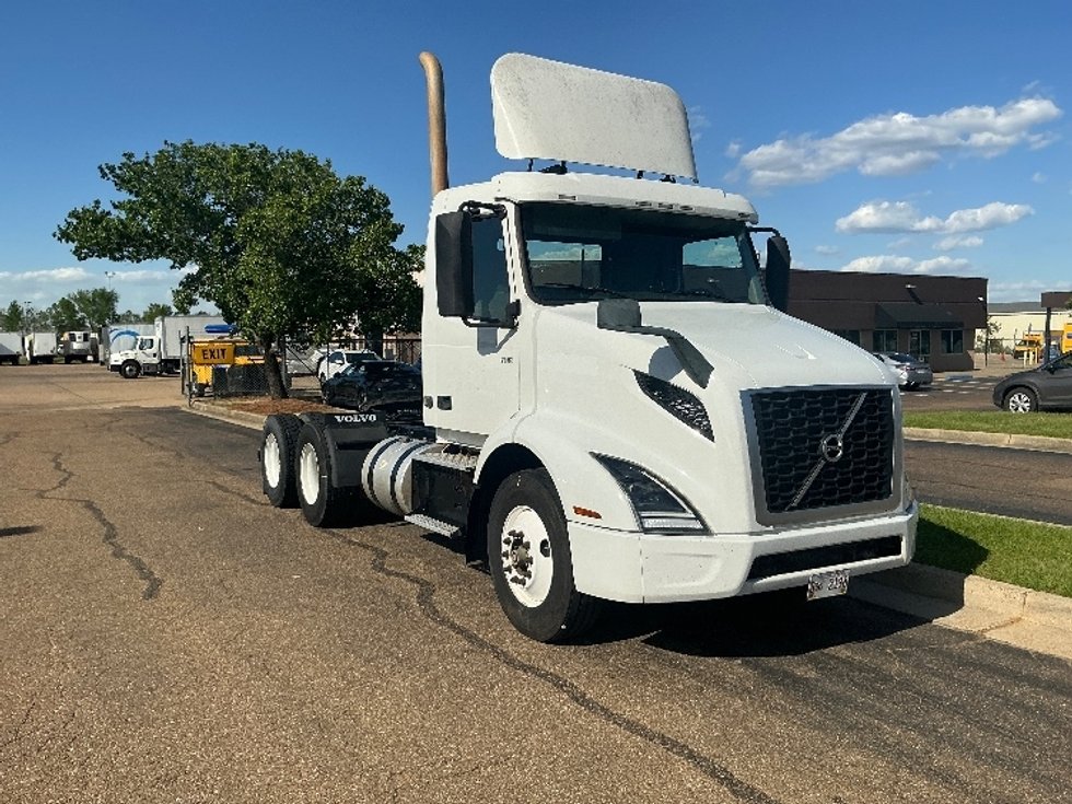 Used Volvo Day Cab Trucks for Sale - Penske Used Trucks