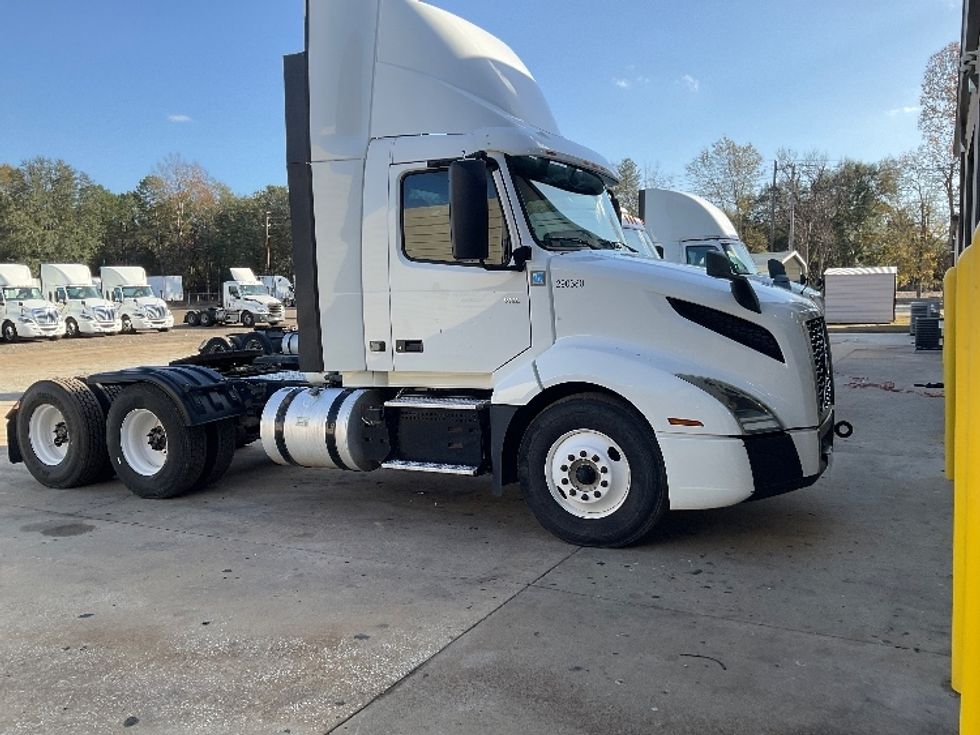 2020 Volvo VNL64T300 Day Cab Tractor