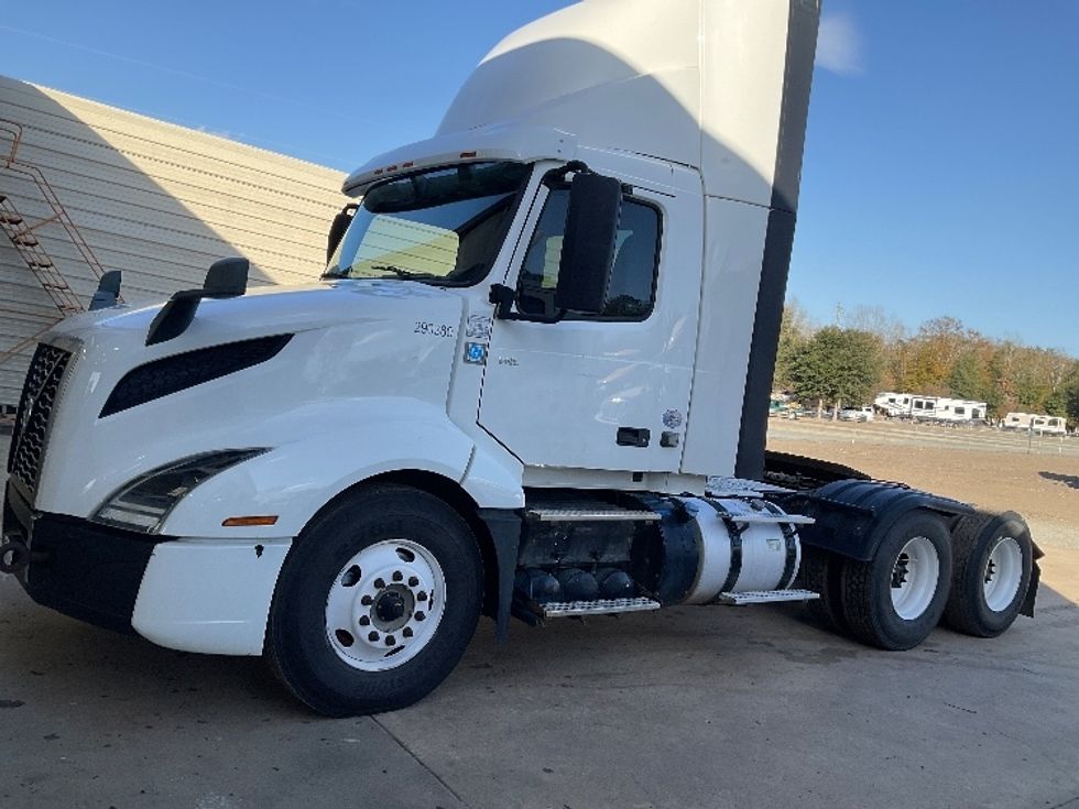2020 Volvo VNL64T300 Day Cab Tractor
