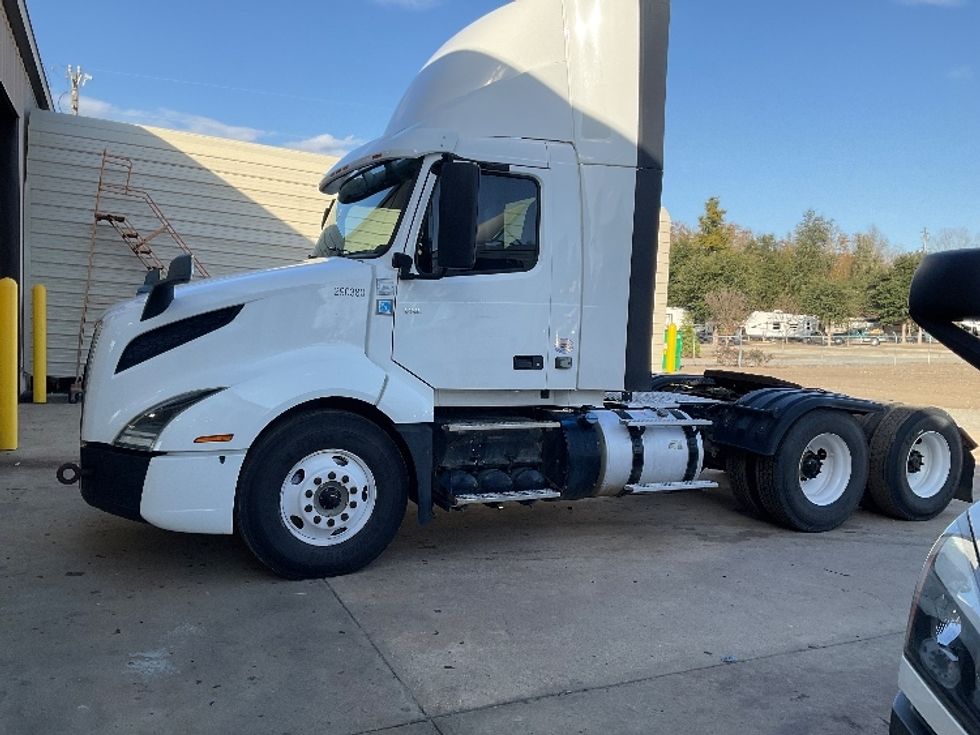 2020 Volvo VNL64T300 Day Cab Tractor