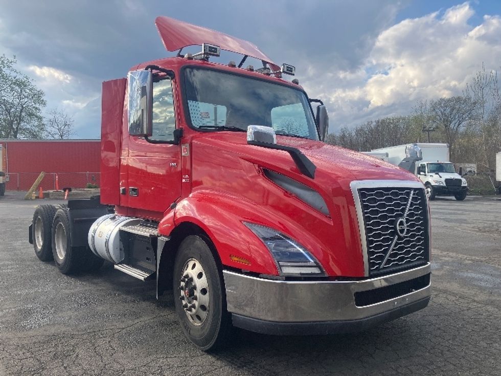 2020 Volvo VNL64T300 Day Cab Tractor
