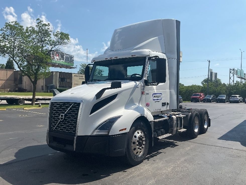 2020 Volvo VNL64T300 Day Cab Tractor
