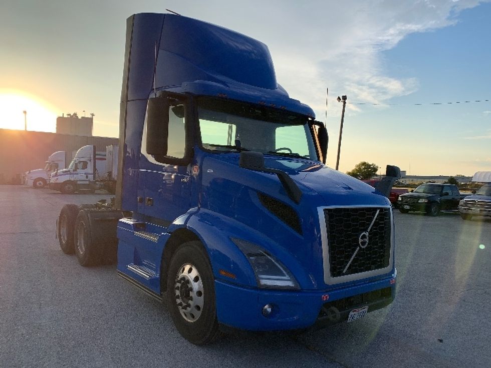 2020 Volvo VNR64300 Day Cab Tractor