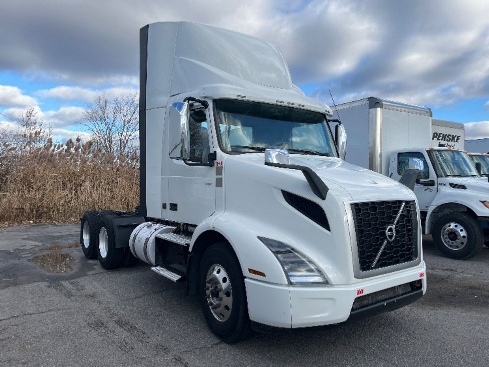 2020 Volvo VNR64300 Day Cab Tractor