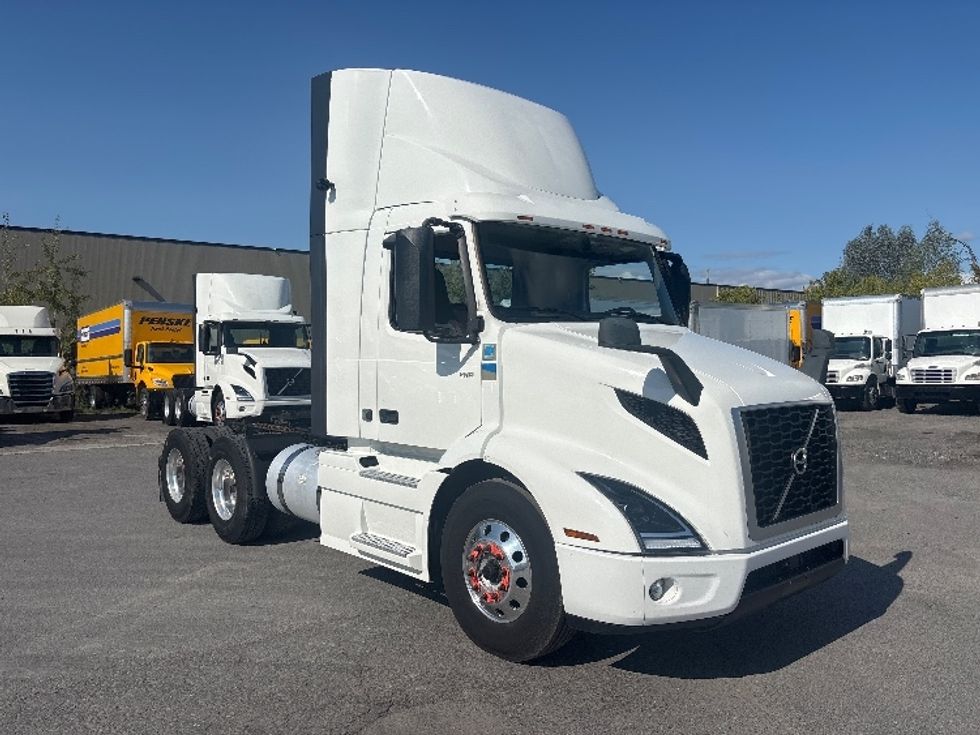 2020 Volvo VNR64300 Day Cab Tractor
