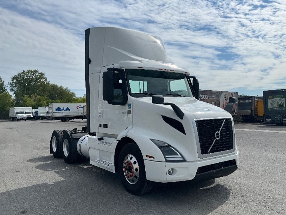 2020 Volvo VNR64300 Day Cab Tractor