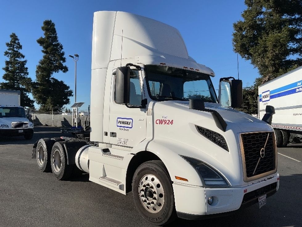 2020 Volvo VNR64300 Day Cab Tractor