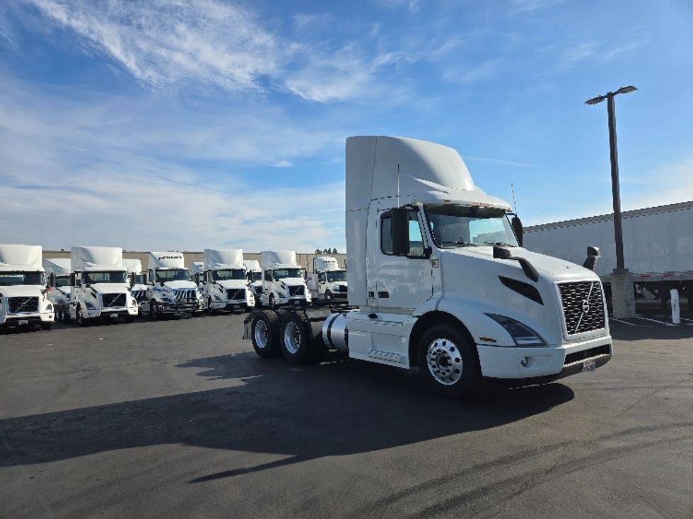 2020 Volvo VNR64300 Day Cab Tractor