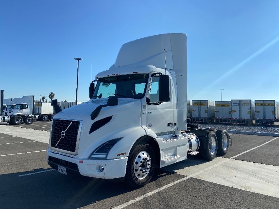 2021 Volvo VNR64300 Day Cab Tractor