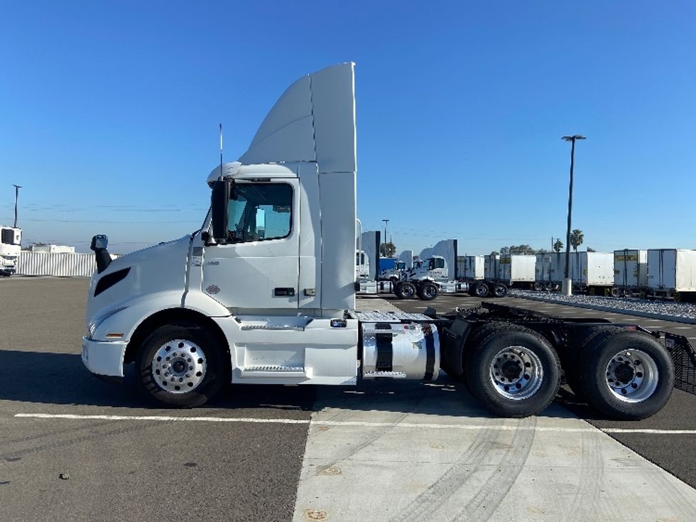 2021 Volvo VNR64300 Day Cab Tractor