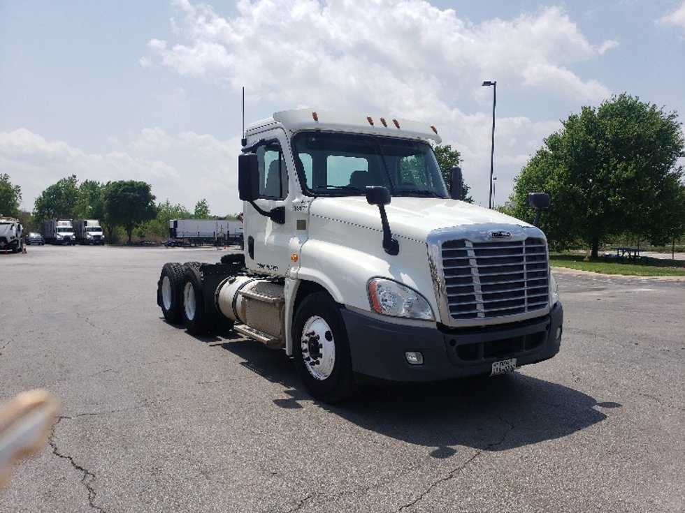 Used Freightliner Day Cab Trucks for Sale in TX - Penske Used Trucks