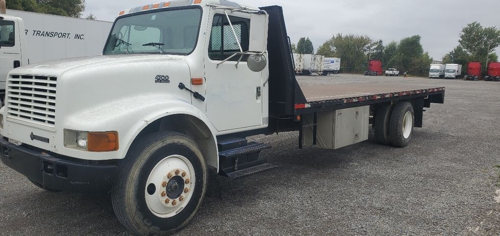2001 International 4700 Flatbed Truck