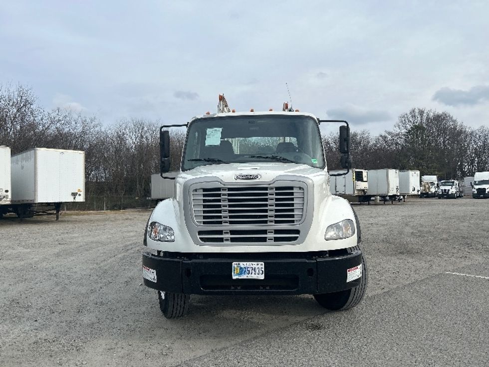 2016 Freightliner M211264S Glass Truck