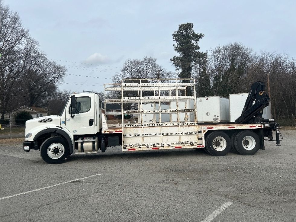 2016 Freightliner M211264S Glass Truck