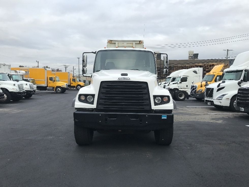 2018 Freightliner 114SD Glass Truck