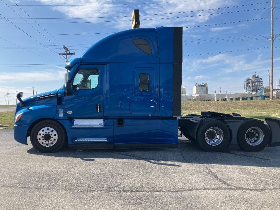 2021 Freightliner T12664ST Sleeper Tractor