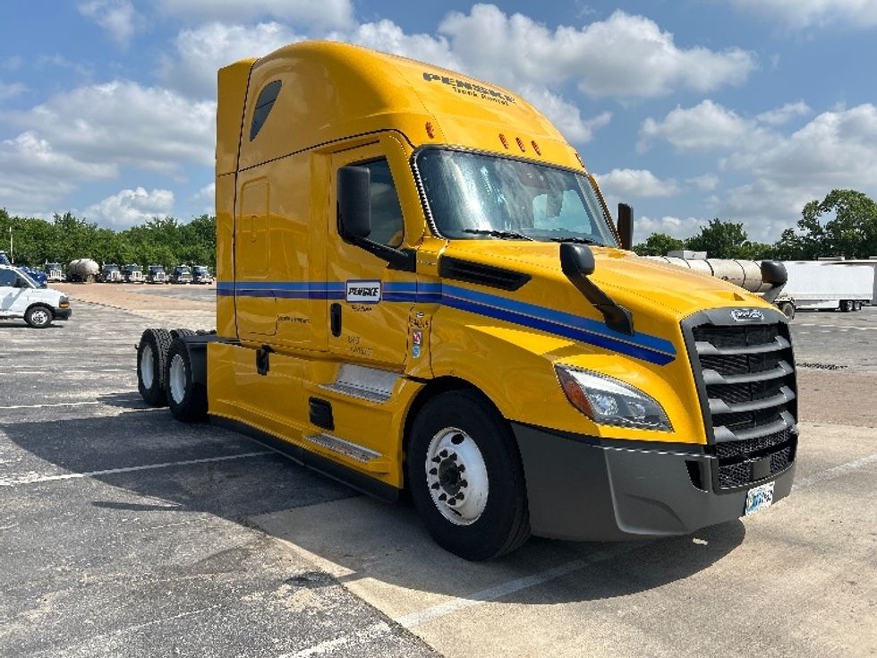 2022 Freightliner T12664ST Sleeper Tractor