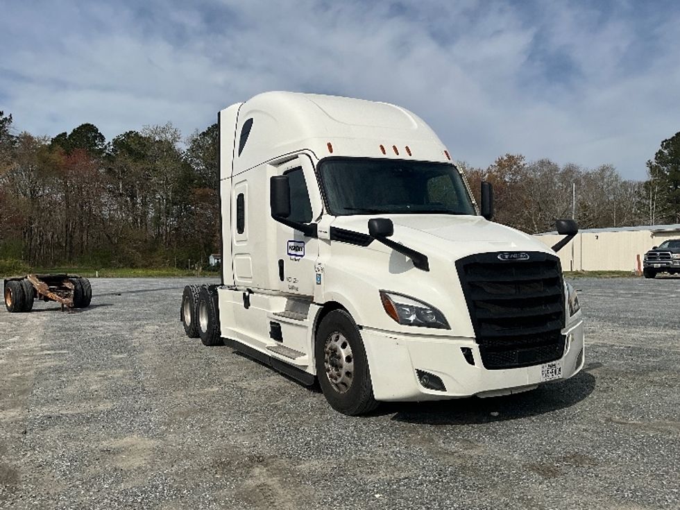 2022 Freightliner T12664ST Sleeper Tractor